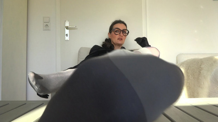 LadyVictoriaValente - Sniff your step-aunt's foot pussies and - ManyVids