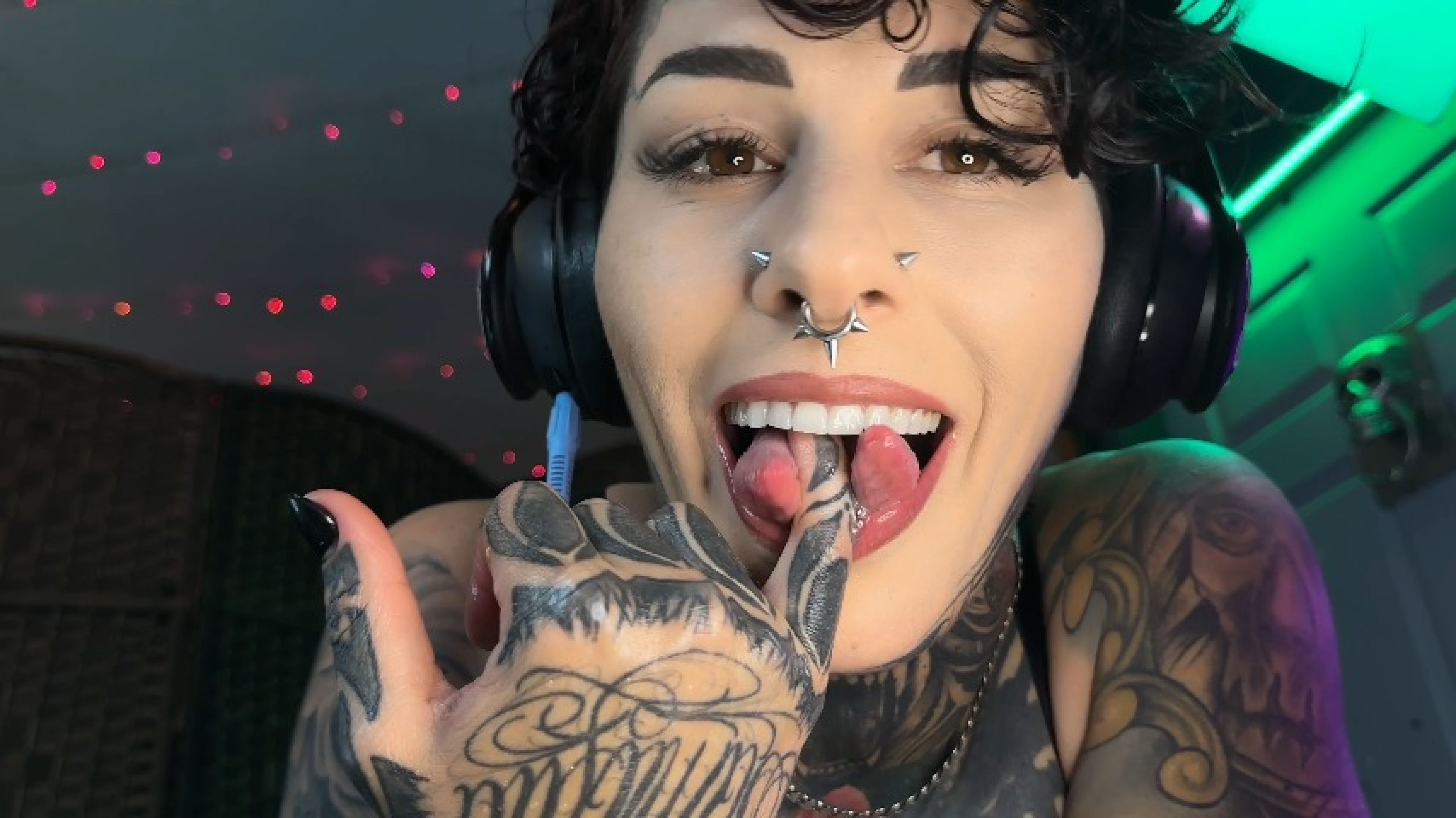 Misskaykomodo Playing With My Spit And Split Manyvids