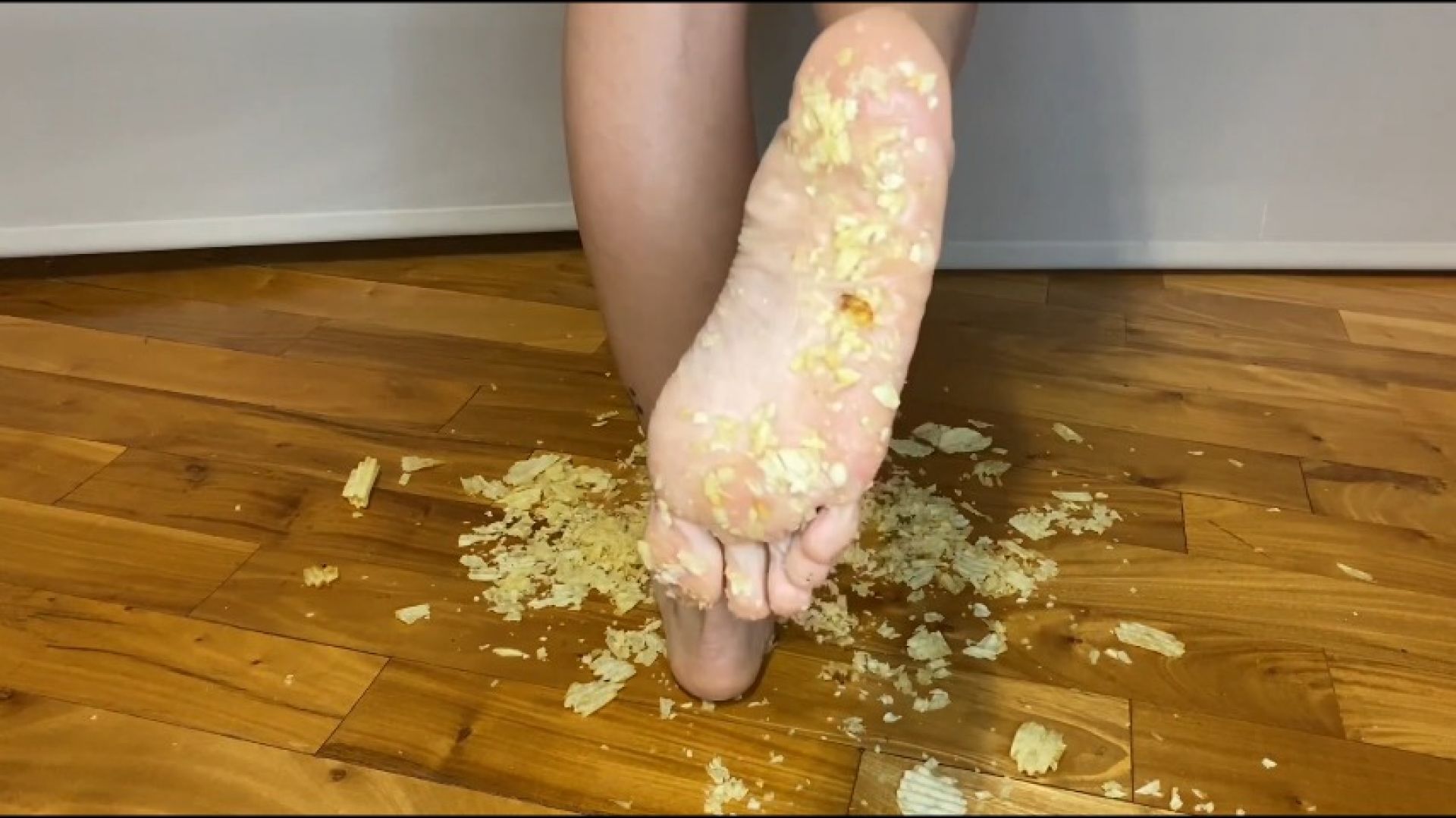 lynnscream - Smashing food with my feet - ManyVids