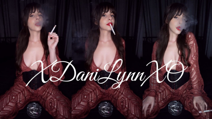 Dani Lynn Smoking In Kimono And Corset Manyvids