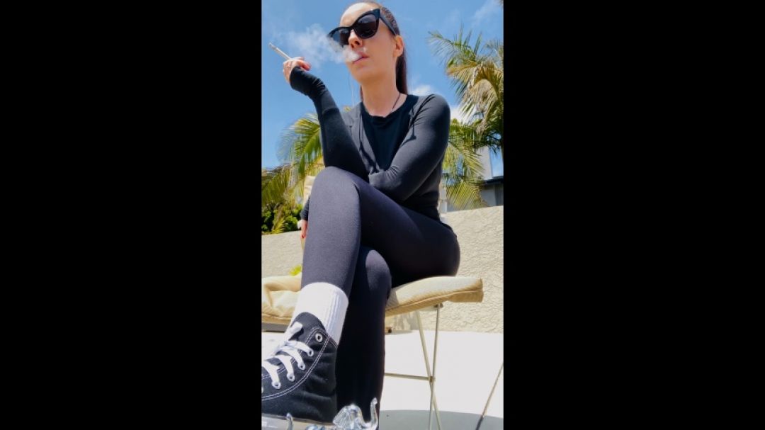 Dani Lynn Smoking Outside 7 Manyvids