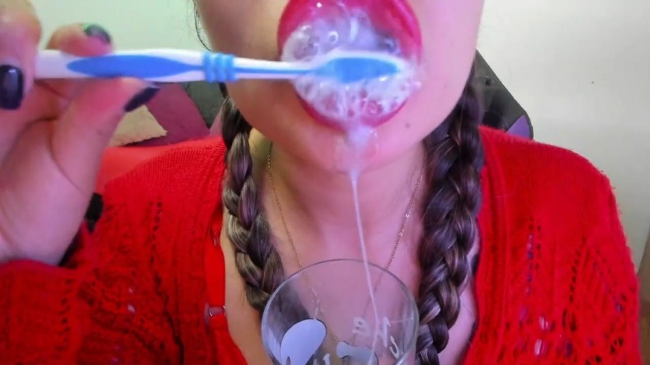 Amie E Brushing Teeth With Spit Manyvids