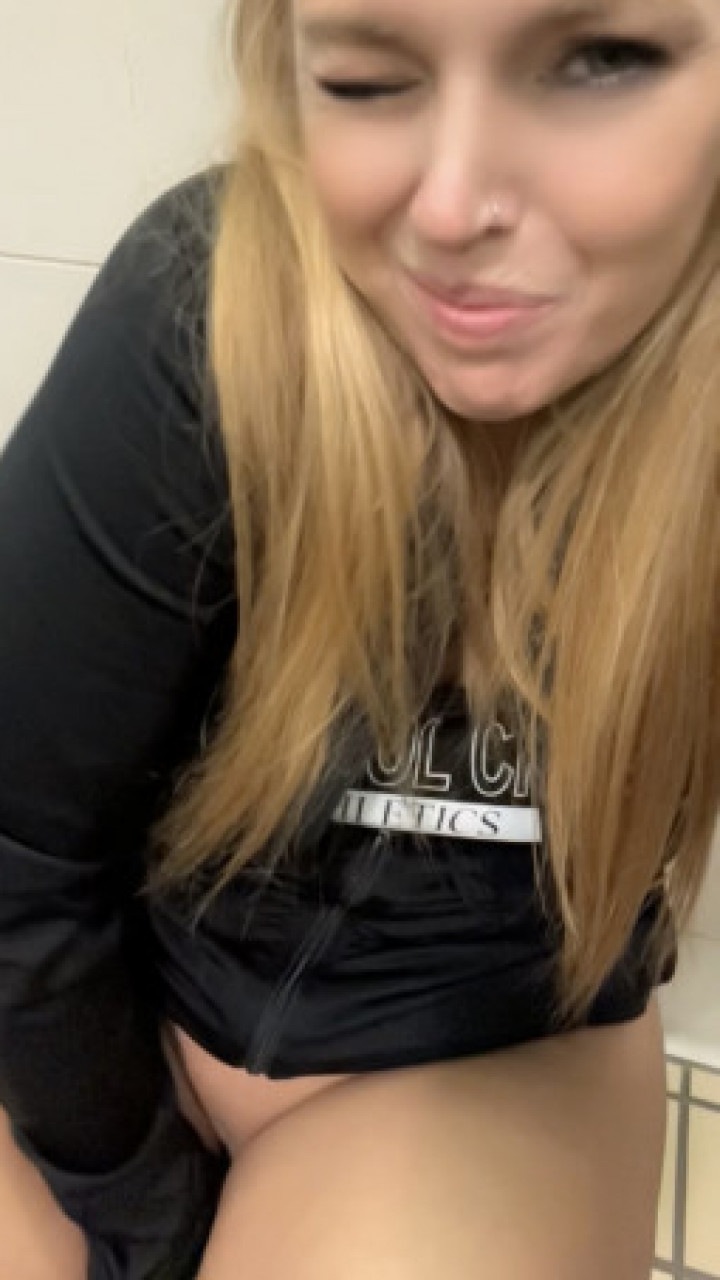 Squirting Autumn Truck Stop Pee Break Manyvids