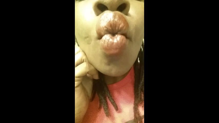 EvetteStar - Beautiful lips and long tongue - ManyVids